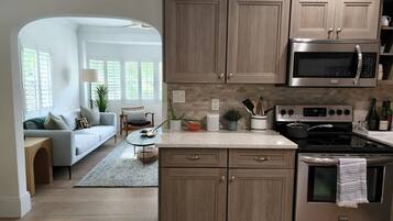 Casa, várias camas (Northwood Haven) | Cozinha privada | Um forno