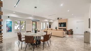 Casa, várias camas (Villa Vogue Vacation Home NEW) | Restaurantes