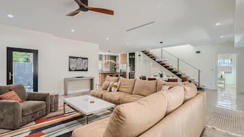 Casa, várias camas (Villa Vogue Vacation Home NEW) | Sala de estar | TV de ecrã plano