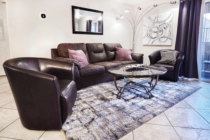 Upgraded Tropical Oasis! Heated Pool, Spa & Gym, Walk To Strip! - 拉斯維加斯, NV