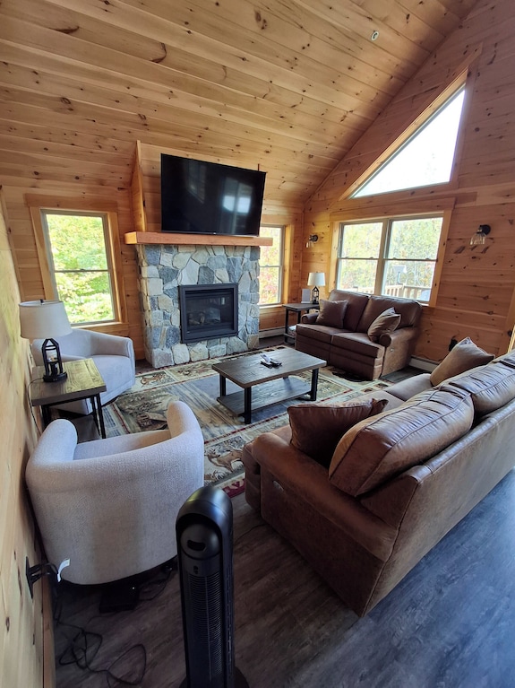 Gorgeous Dog-friendly Cabin With Great View, Deck, Hot Tub, & Gas Fireplace - Maine