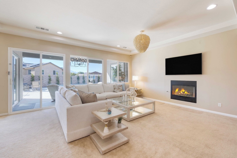 Gated Terra Lago Escape With Private Pool, Hot Tub, Outdoor Kitchen And Lounge - Joshua Tree National Park