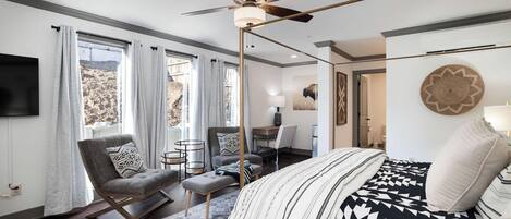 Quarto solteiro, vista para o pátio | Escrivaninha, espaço de trabalho para notebook, cortinas blackout