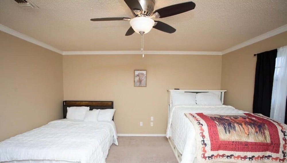 3br 2ba Hottub Firepit & Game Room Quiet Neighborhood Near Shopping Entire House - 러벅