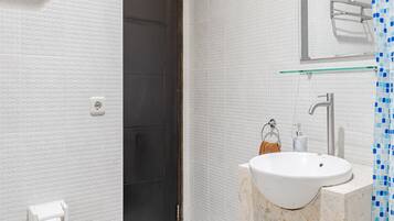 Suíte standard | Banheiro | Produtos de toalete grátis, sabonete, shampoo