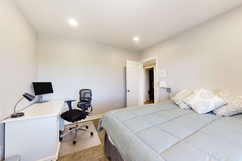 Newly Built Walkout Basement With Water Views, Patio, & Ping-pong Table - Wellington, CO