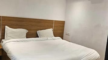 Quarto casal luxo | Escrivaninha, espaço de trabalho para notebook, Wi-Fi de cortesia