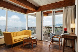 Suíte júnior, sacada | Área de estar | TV de tela plana 52 polegadas com canais via satélite, Netflix