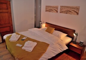 Quarto casal clássico, vista para a montanha | Roupas de cama premium, edredons de pluma