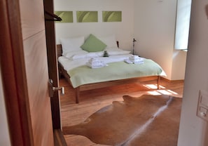 Quarto casal superior, vista para a montanha | Roupas de cama premium, edredons de pluma
