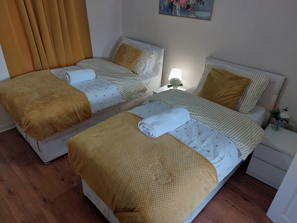 House, Sleeps 3 With Balcony And Parking - Staffordshire