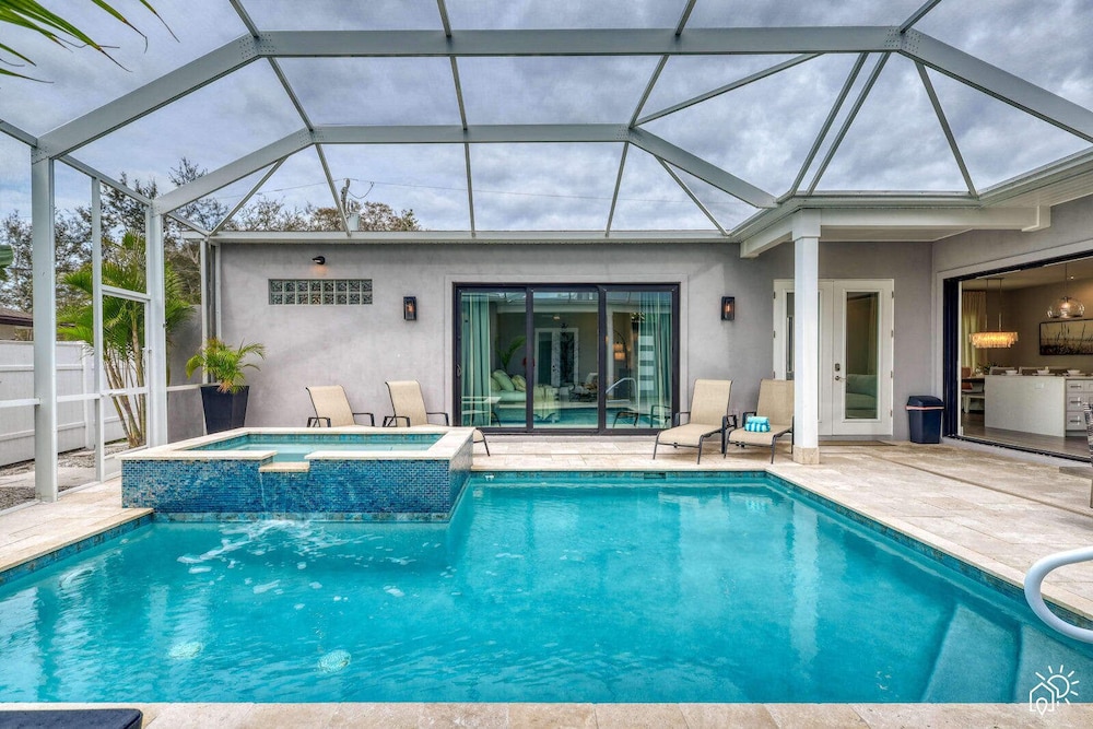Siesta Key Modern Villa Retreat with Heated Pool & Spa - Vamo | Vrbo