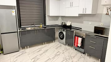 Apartamento Elite | Cozinha privada | Um frigorífico, um micro-ondas, um forno, batedeira