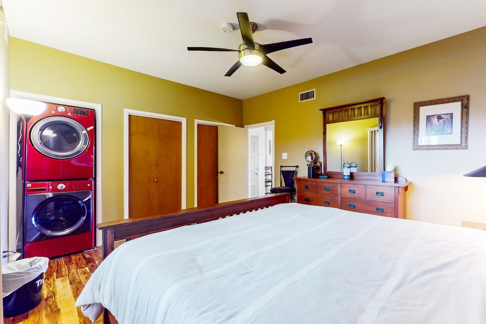 3rd-floor Condo With Water Views, On-site Pool, & Private Balcony - Pasadena, TX