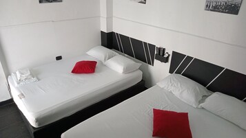Quarto casal econômico | Cofres nos quartos, Wi-Fi de cortesia, roupa de cama