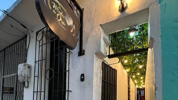 Um edifício com uma placa que diz "Milla de Oro".