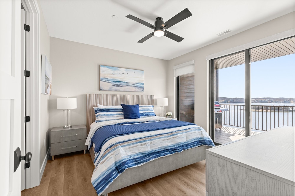 NEW Luxury Lakefront Condo w/ 2 Master Suites! 4D - Village of Four ...