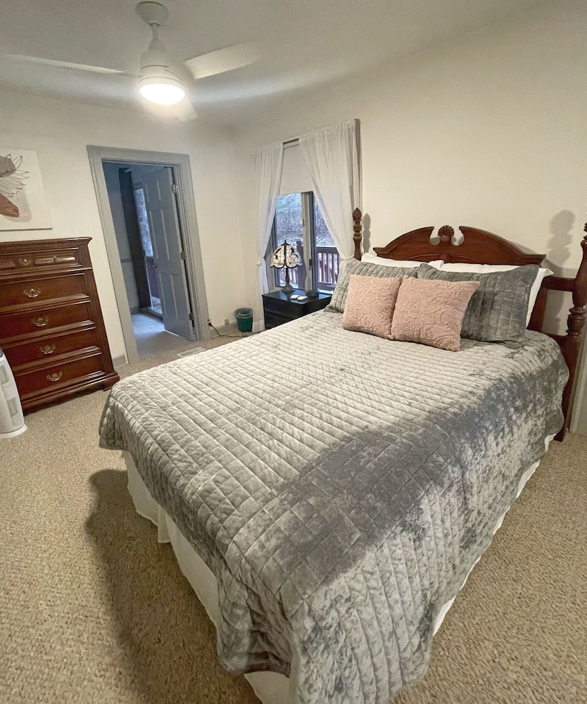 Private 2 Ac Black Rock Mtn Cabin, Hot Tub, Game Room And Creek! Great Location! - Dillard, GA