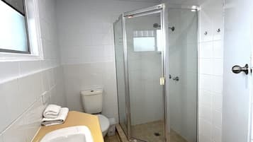 Quarto Triplo | Secretária, cortinas/cortinados opacos, ferro/tábua de engomar