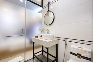Quarto Duplo Standard, 1 cama queen-size, não fumadores, casa de banho privativa | Casa de banho | Um polibã, um chuveiro de hidromassagem, um secador de cabelo