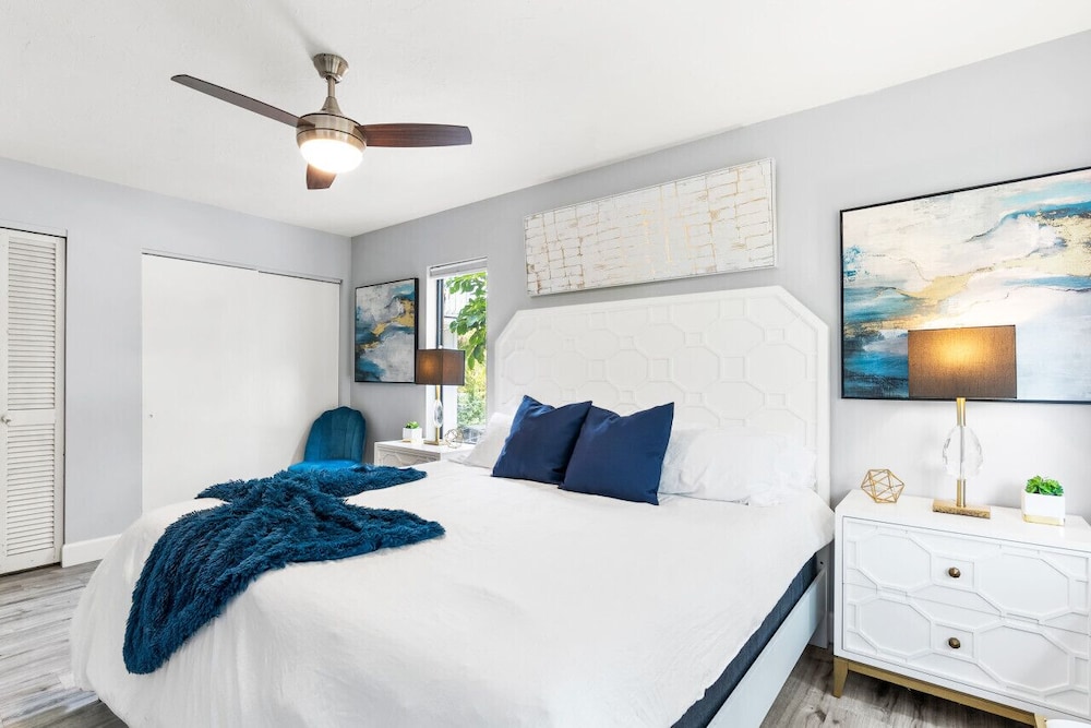 Beach Rd, 300ft To Beach Access & 500ft To Siesta Key Village, 2bdr & Studio - Siesta Key, FL