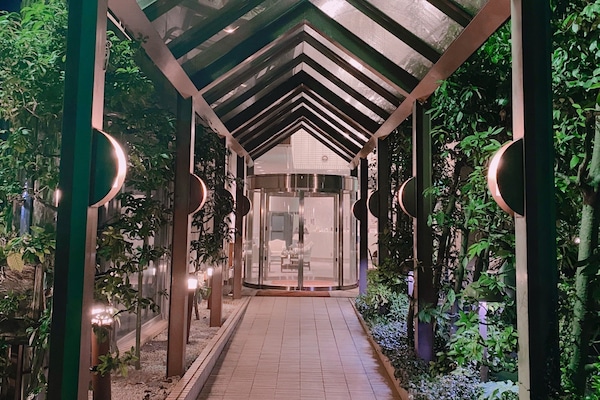 Fachada do alojamento (tarde/noite)