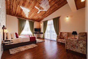 Villa | Cofre no quarto, secretária 
