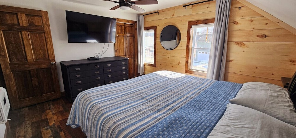 Newly Renovated House, Walking Distance To Downtown Greenville, Direct Atv And Snowmobile Access - Greenville, ME