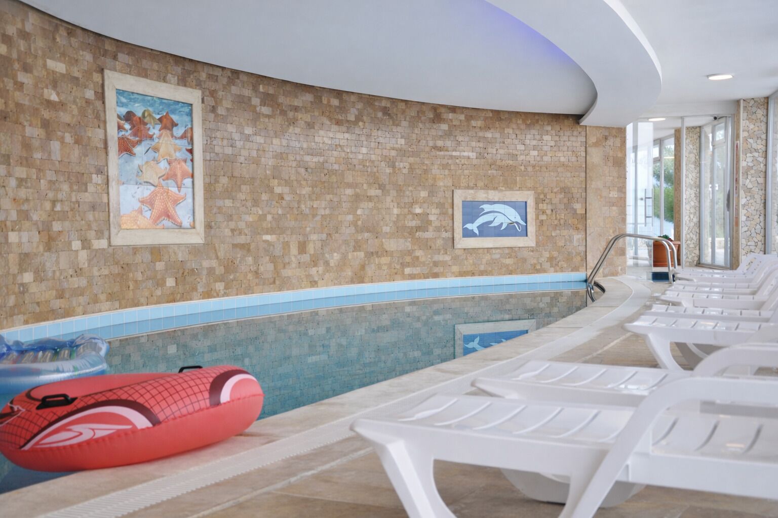 Piscina interior, piscina exterior sazonal, toldos gratuitos 
