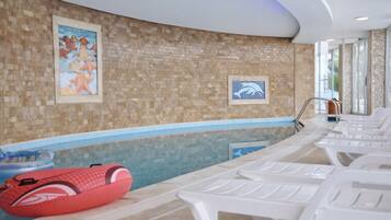 Piscina interior, piscina exterior sazonal, toldos gratuitos