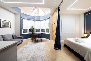 Estúdio superluxo | Área de estar | Smart TV 45 polegadas com canais digitais, pisos aquecidos