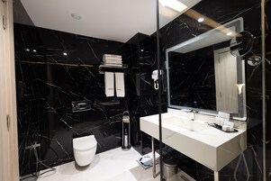 Produtos de toalete grátis, secador de cabelo, roupões de banho
