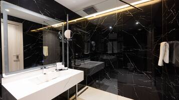 Artigos de higiene pessoal grátis, um secador de cabelo, roupões