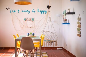 Um frigorífico no espaço comum, um micro-ondas no espaço comum 