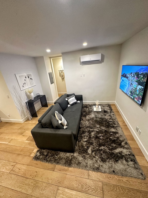 Luxury 1br Malibu Bungalow On Pch Steps From Beach W/ Free Private Parking! - Malibú, CA