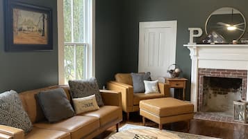 Quarto Premium | Sala de estar | Televisor LCD de 55 polegadas com canais via satélite