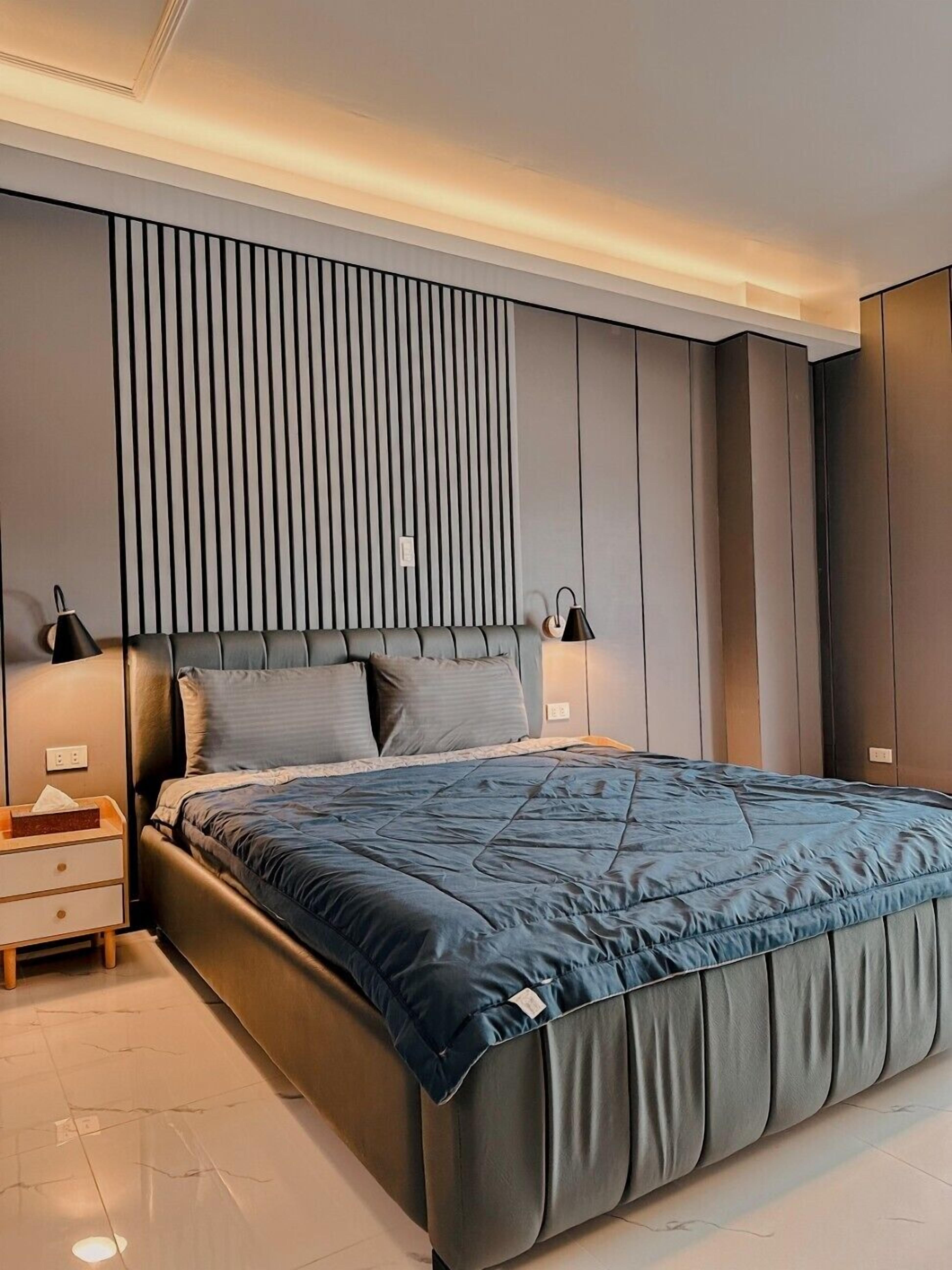 Quarto casal standard, sacada, vista para a cidade | Escrivaninha, espaço de trabalho para notebook, cortinas blackout