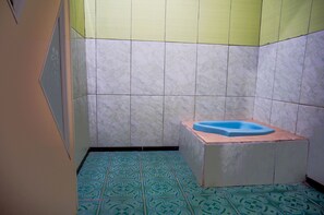 Quarto casal econômico | Banheiro | Chuveiro, toalhas de banho, sabonete 