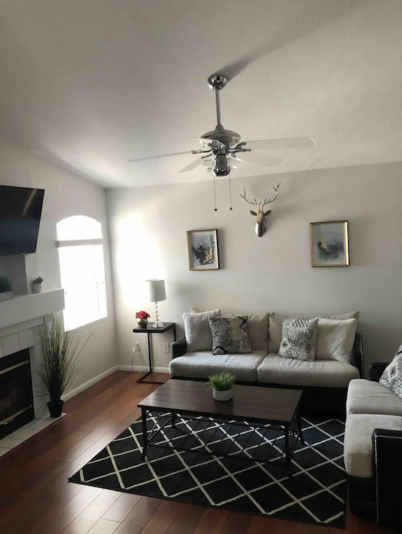 Cozy 2-bedroom Condo Min From Strip And Allegiant Stadiuam - SeaQuest Las Vegas, Las Vegas