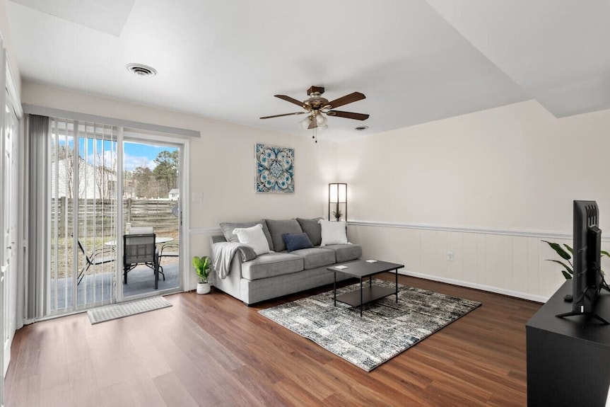 Inviting Retreat: Spacious 2 Br 1.5 Bath Townhouse - Chester, VA