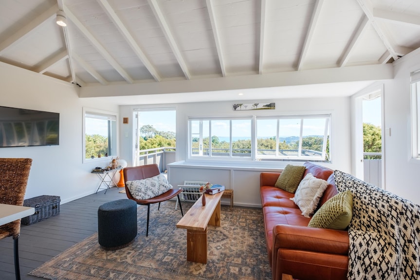 Gulf Island Views - Welcome To Gulf Island Views, A Beautifully Restored Premium Holiday Cottage With Incredible Views Of The Hauraki Gulf. With Two Bedrooms And One Bathroom This Is Perfect For A Family Of Four Or Two Couples To Share. - Waiheke Island
