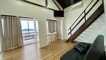 Apartamento panorâmico | Área de estar | Smart TV