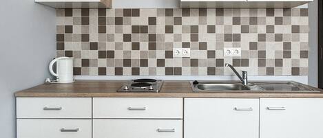 Apartamento Deluxe, 1 cama queen-size | Cozinha privada | Minifrigorífico, uma placa de cozinha, uma máquina de café expresso