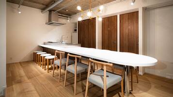 Minifrigorífico, uma placa de cozinha, utensílios de cozinha