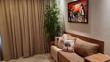 Apartamento Deluxe | Sala de estar | Smart TV de 50 polegadas com canais digitais