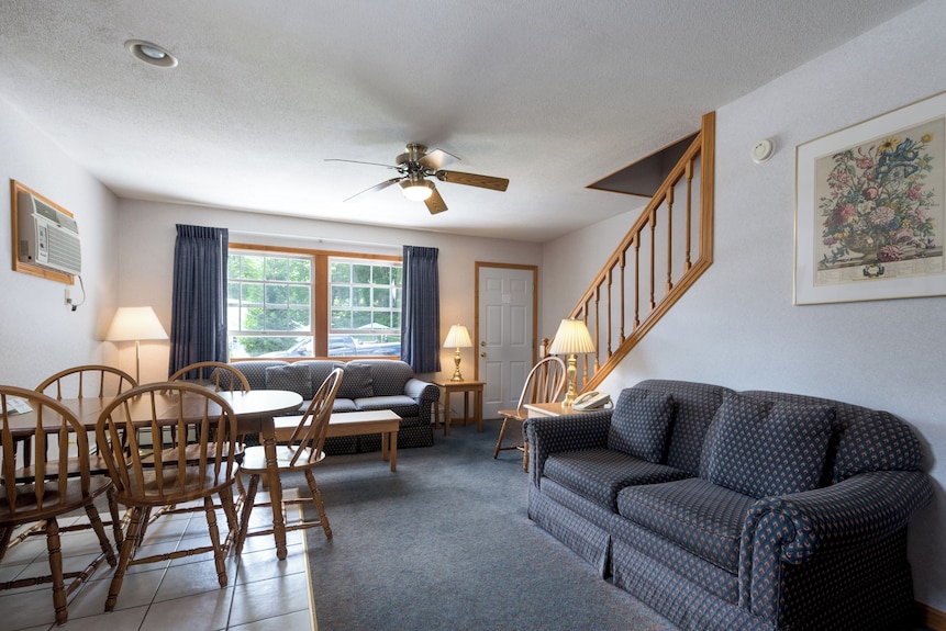 Immaculate Rental Houses In Lake George. Full Hotel Amenities. Heated Pool - Adirondack Mountains