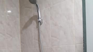 Quarto Duplo Deluxe | Casa de banho | Um polibã, toalhas fornecidas, sabão