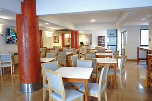 Café da manhã com buffet grátis todos os dias