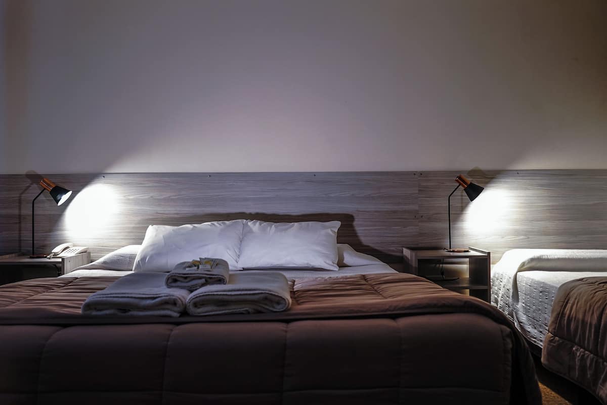 Quarto triplo superior | Edredons de pluma, berço de viagem, roupa de cama