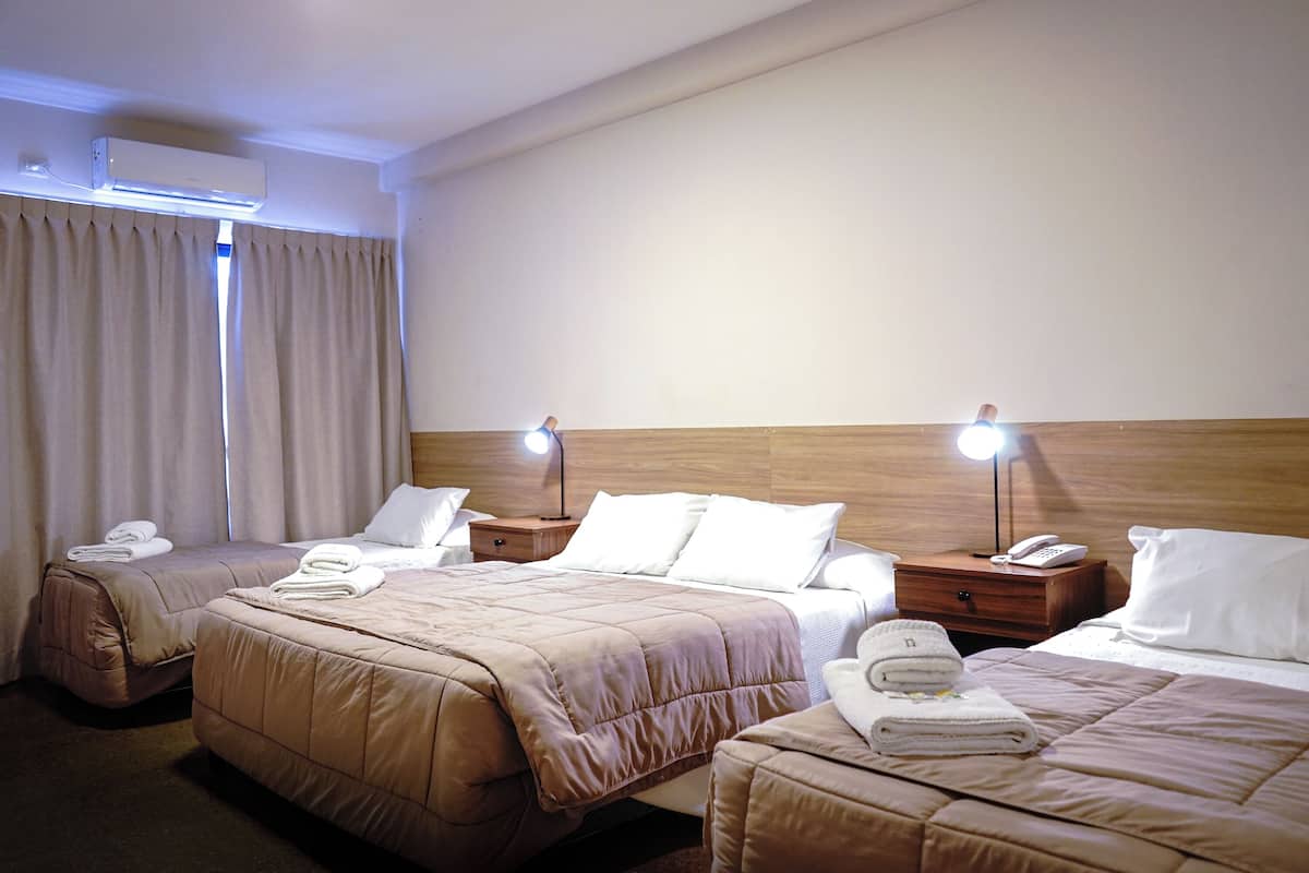Quarto quádruplo standard | Edredons de pluma, berço de viagem, roupa de cama